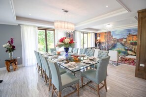 Casa | 5 quartos, escrivaninha, Wi-Fi de cortesia