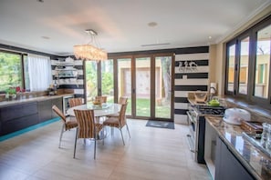 Casa | Cozinha privada | Geladeira, micro-ondas, cooktop, lava-louças