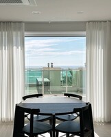 Room, Ocean View (Free Korean BF weekends only, 106) | Sala de estar | Televisor de ecrã plano de 60 polegadas com canais por cabo, televisor 