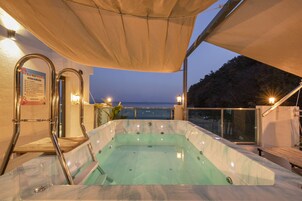 Suite-Estúdio Familiar, 2 camas queen-size, vista para o oceano (private whirlpool, 101) | Terraço/pátio interior