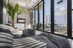 Banheira de hidromassagem interior