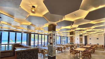 Pequenos-almoços, almoços, jantares servidos, com vista para a praia