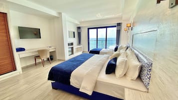 Quarto Triplo Deluxe, varanda, vista para o mar | Minibar, cofre com capacidade para portátil
