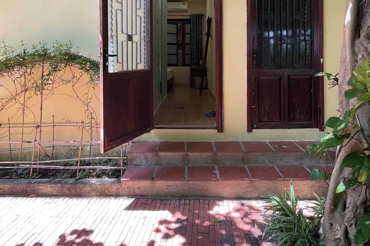 A entrada aberta de um edifício com um caminho de azulejos que leva à porta.