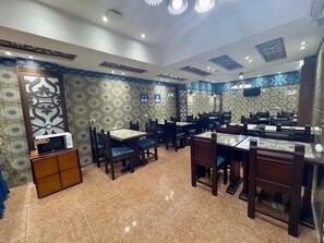 Café da manhã, almoço e jantar; culinária internacional 