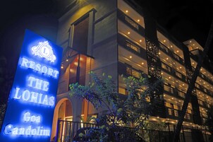 Fachada da propriedade à noite