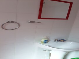 Banheiro | Chuveiro, secador de cabelo, toalhas de banho, sabonete