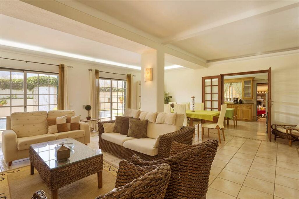 Spacious House With Beautiful Gardens, Private Pool, Pool Table And Air Conditioning. - Armação de Pêra