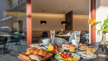 Café da manhã com buffet todos os dias (EUR 20 por pessoa)