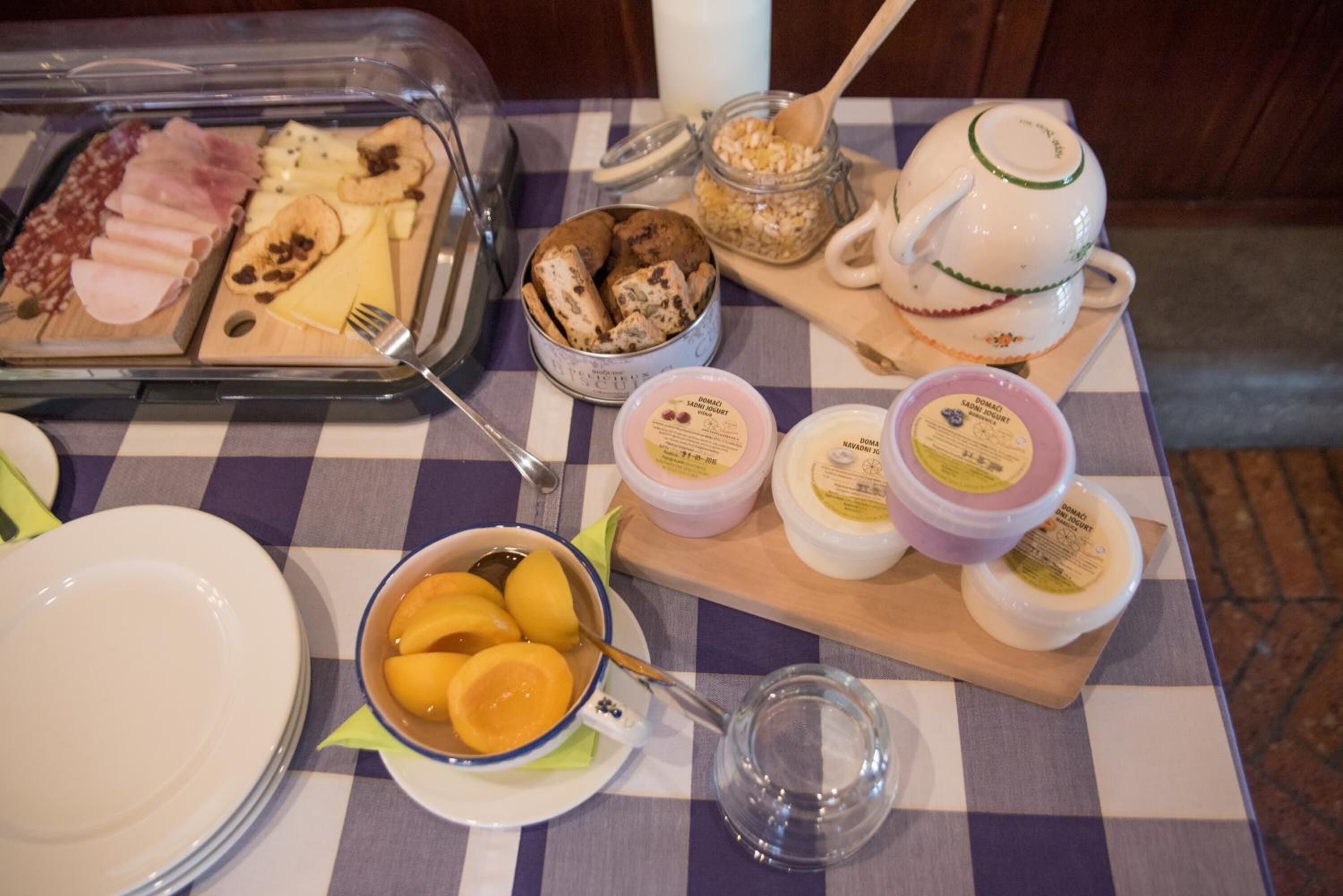 Um buffet de café da manhã com diversas opções de alimentos e acompanhamentos.
