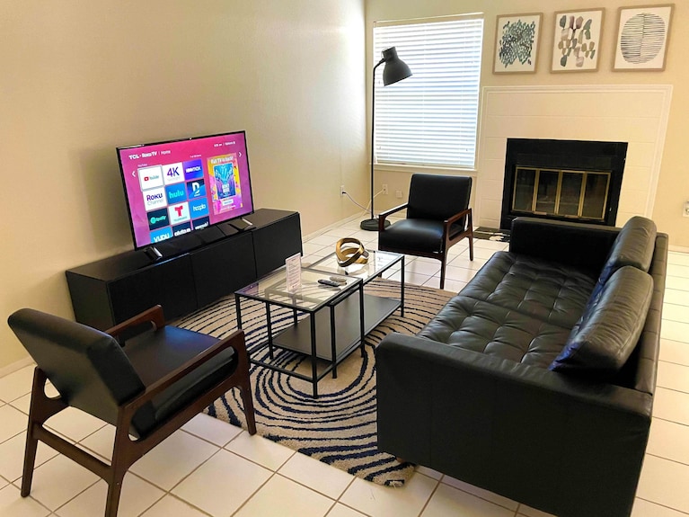 Home With Large Yard. - Austin, TX