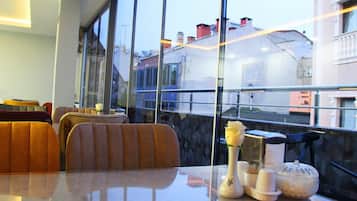 Pequeno-almoço tipo buffet diário incluído