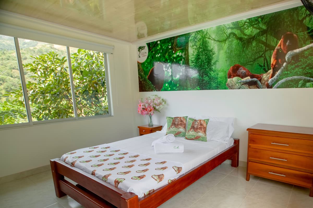 Quarto Triplo Básico | Roupa hipoalergénica, Wi-fi grátis, roupa de cama fornecida