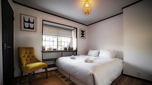 Quarto com cama, janela, cadeira e tapete.