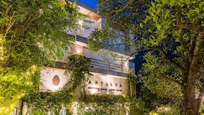 Um edifício com uma placa indicando 