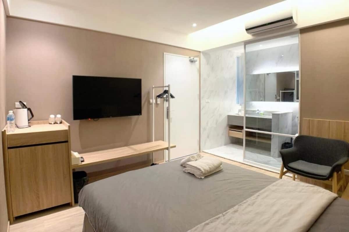 Quarto casal standard | Escrivaninha, cortinas blackout, Wi-Fi de cortesia, roupa de cama