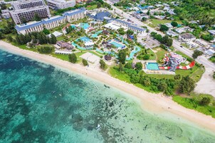 Praia particular, espreguiçadeiras, toalhas de praia 