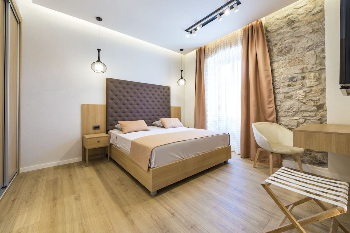 Escrivaninha, Wi-Fi de cortesia, roupa de cama