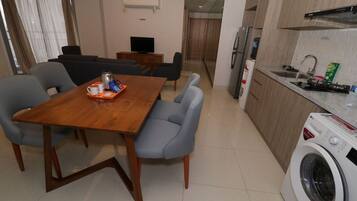 Apartamento, 2 quartos | Cozinha americana privada | Geladeira, cooktop, chaleira elétrica