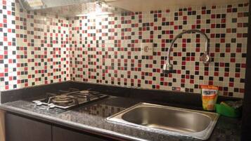 Apartamento, 1 quarto | Kitchenette privada | Um frigorífico, uma placa de cozinha, utensílios de cozinha