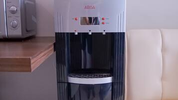 Apartamento, 2 quartos | Kitchenette privada | Um frigorífico, uma placa de cozinha, uma chaleira elétrica