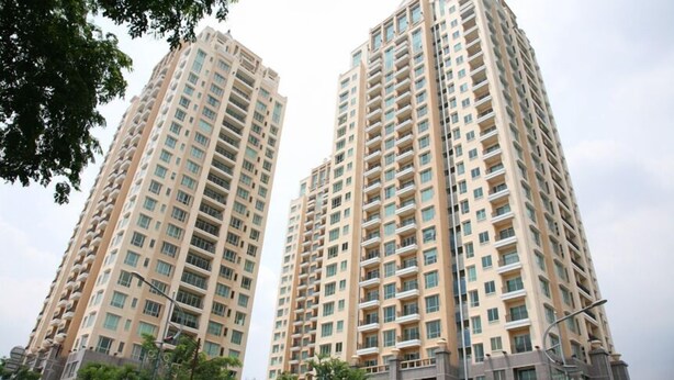 Dois edifícios residenciais altos, com várias varandas e um estilo arquitetônico uniforme.