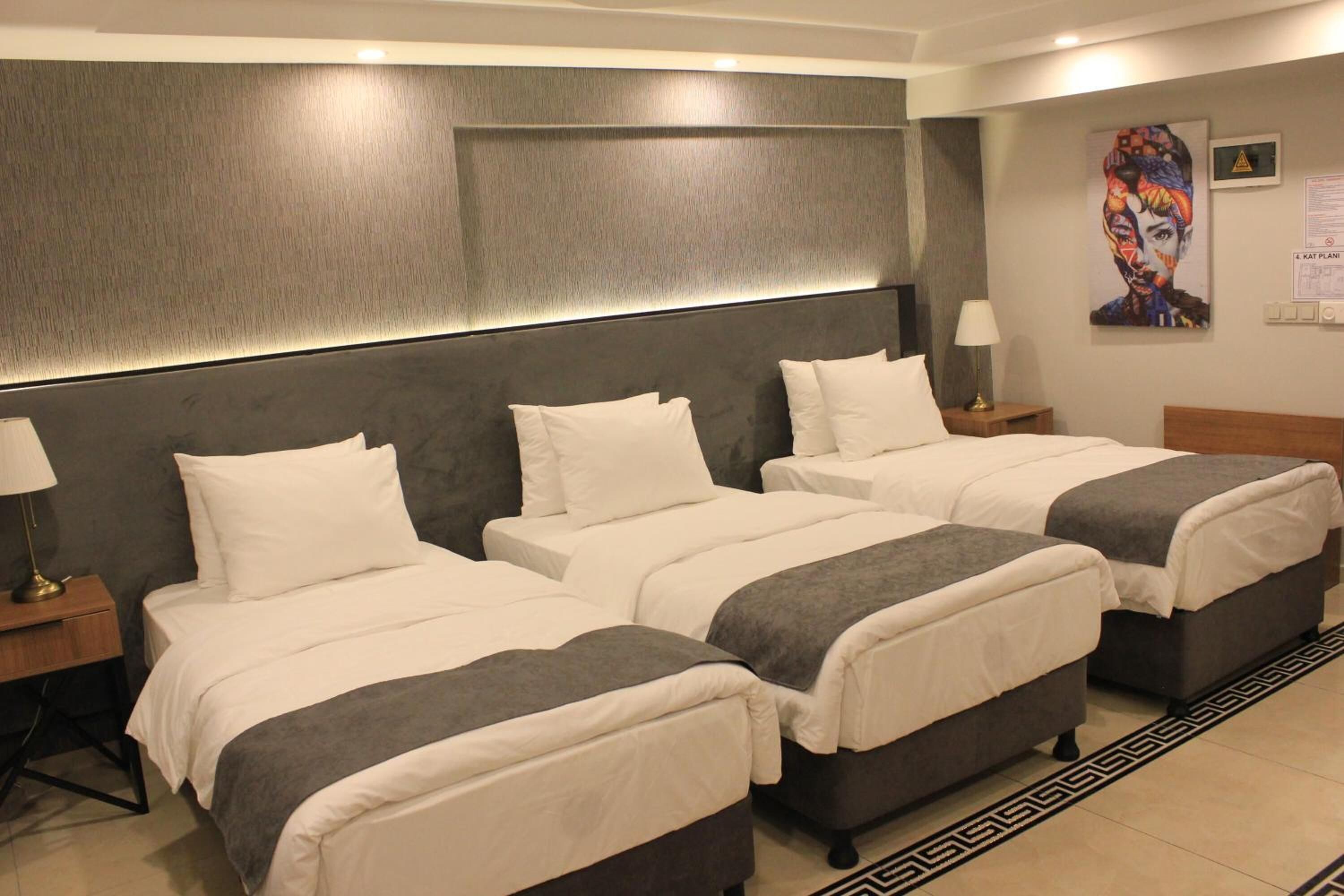 Roupas de cama premium, frigobar, cofres nos quartos, escrivaninha