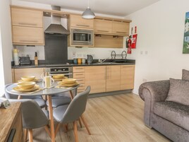 Casa de Campo | Cozinha privada | Um frigorífico, um micro-ondas, uma máquina de lavar louça