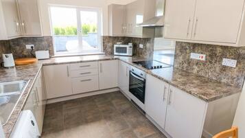 Casa de Campo | Cozinha privada | Um frigorífico, um micro-ondas, um forno, uma cadeira de bebé