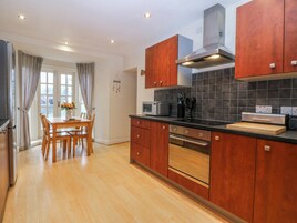 Casa de Campo | Cozinha privada | Uma máquina de lavar louça, uma cadeira de bebé, utensílios de cozinha 