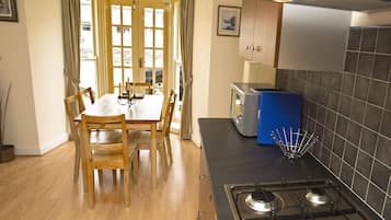 Casa de Campo | Cozinha privada | Uma máquina de lavar louça, uma cadeira de bebé, utensílios de cozinha