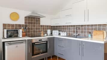 Casa de Campo | Cozinha privada | Um frigorífico, uma placa de cozinha, utensílios de cozinha