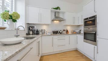Casa de campo | Cozinha privada | Micro-ondas, cooktop, lava-louças, cadeirão de bebê