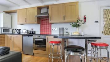 Casa de Campo | Cozinha privada | Uma máquina de lavar louça, utensílios de cozinha