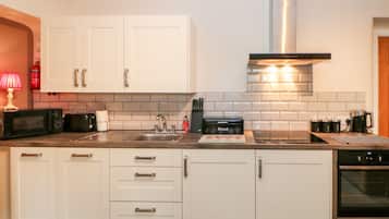 Casa de Campo | Cozinha privada | Um frigorífico, um micro-ondas, uma placa de cozinha