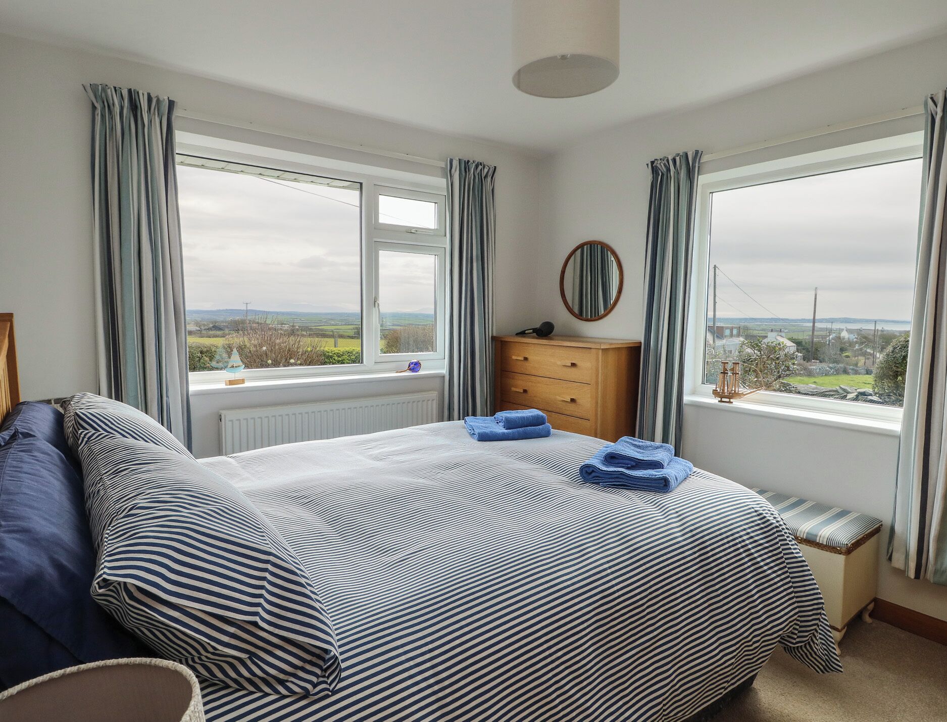 3 quartos, individualmente decorados, individualmente mobiliados