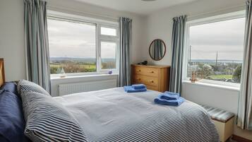 3 quartos, individualmente decorados, individualmente mobiliados