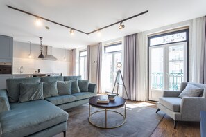 Apartamento luxo (402) | Área de estar | TV de tela plana 42 polegadas com canais digitais, smart TV, Netflix