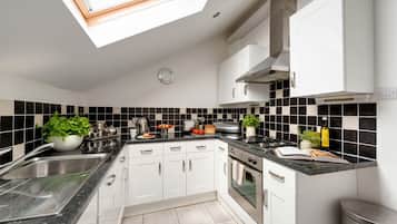 Casa de Campo | Cozinha privada | Um frigorífico, um micro-ondas, uma máquina de lavar louça