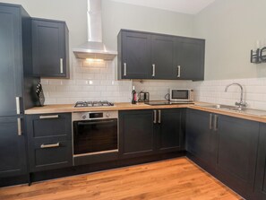 Casa de Campo | Cozinha privada | Um micro-ondas, uma placa de cozinha, uma máquina de lavar louça 