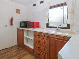 Casa de Campo | Cozinha privada | Um frigorífico, um micro-ondas, uma chaleira elétrica, uma torradeira 