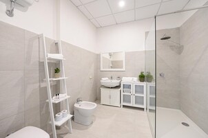 Chuveiro, secador de cabelo, bidê, toalhas de banho