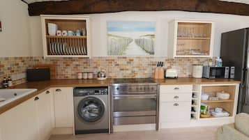 Casa de Campo | Cozinha privada | Uma máquina de lavar louça, utensílios de cozinha