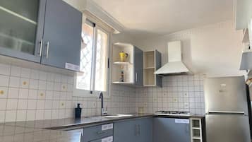 Geladeira grande, micro-ondas, fogão, cooktop