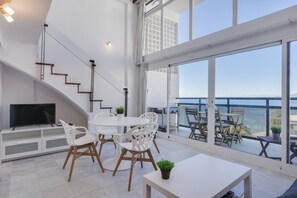 Duplex, 1 quarto, vista para o mar | Sala de estar | TV de tela plana 120 cm com canais a cabo, TV, Netflix