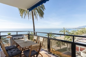 Apartamento panorâmico, 2 quartos, vista para o mar | Sacada