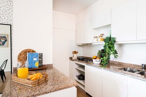 Apartamento, 2 quartos | Cozinha privada | Um frigorífico, um micro-ondas, um forno, uma placa de cozinha 