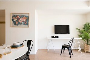 Apartamento, 2 quartos | Sala de estar | Smart TV de 42 polegadas com canais por cabo, televisor 