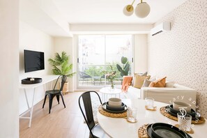 Apartamento, 2 quartos | Sala de estar | Smart TV de 42 polegadas com canais por cabo, televisor 