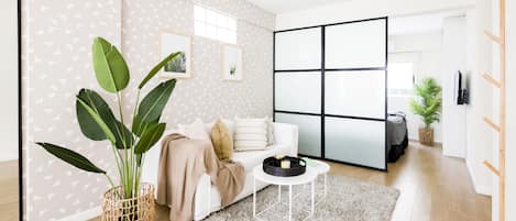 Apartamento, 1 quarto | Área de estar | Smart TV 42 polegadas com canais a cabo, TV, filmes pagos